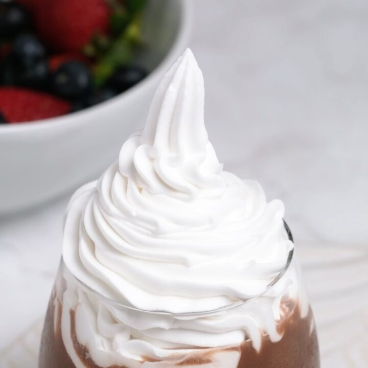The Bakery Secret to Easy Stabilized Whipped Cream Frosting - Amycakes ...