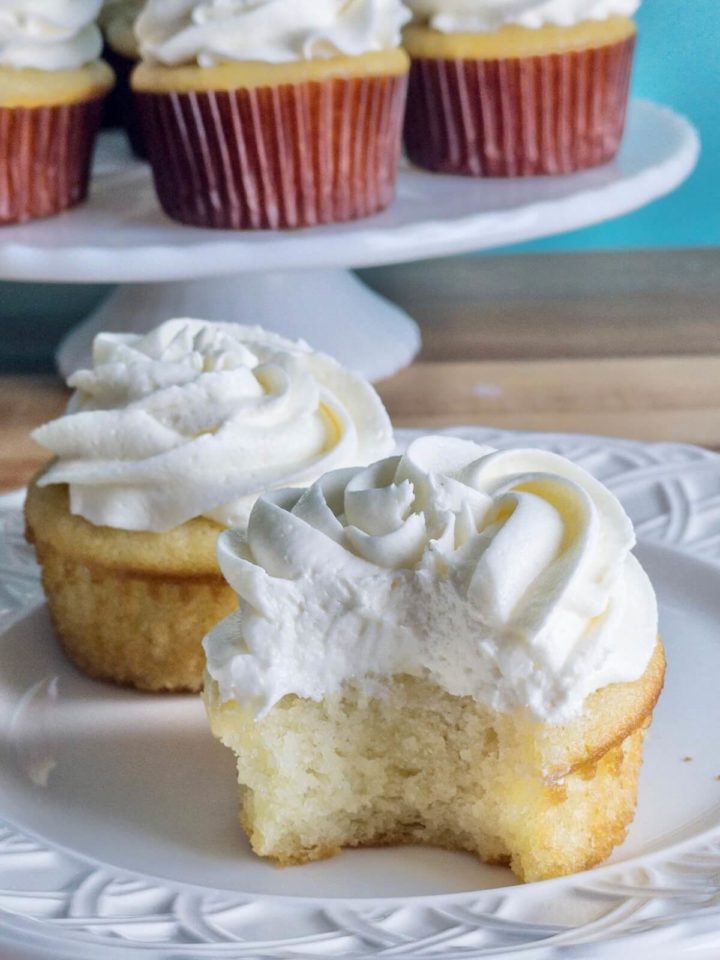 Super Moist Vanilla Cupcakes - Amycakes Bakes