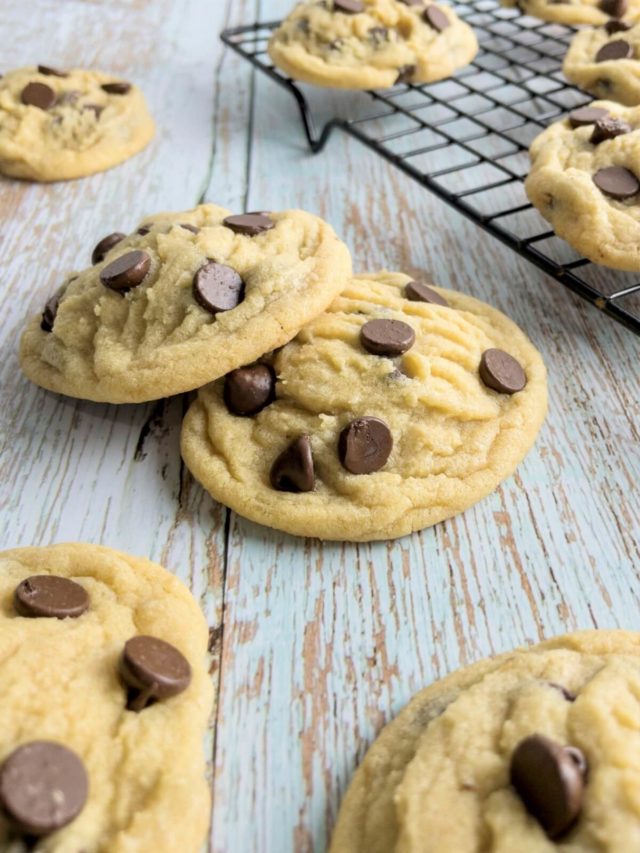 Chewy Bakery-style Chocolate Chip Cookies - Amycakes Bakes