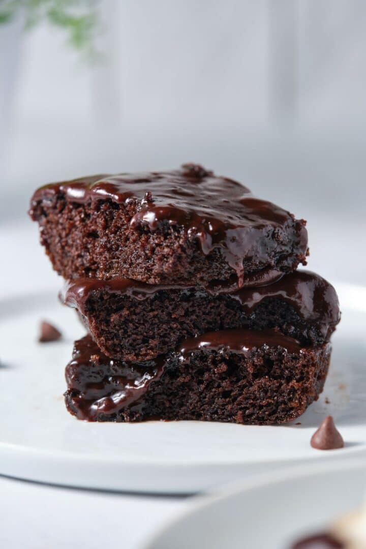 Easy Moist Chocolate Fudge Cake - Amycakes Bakes