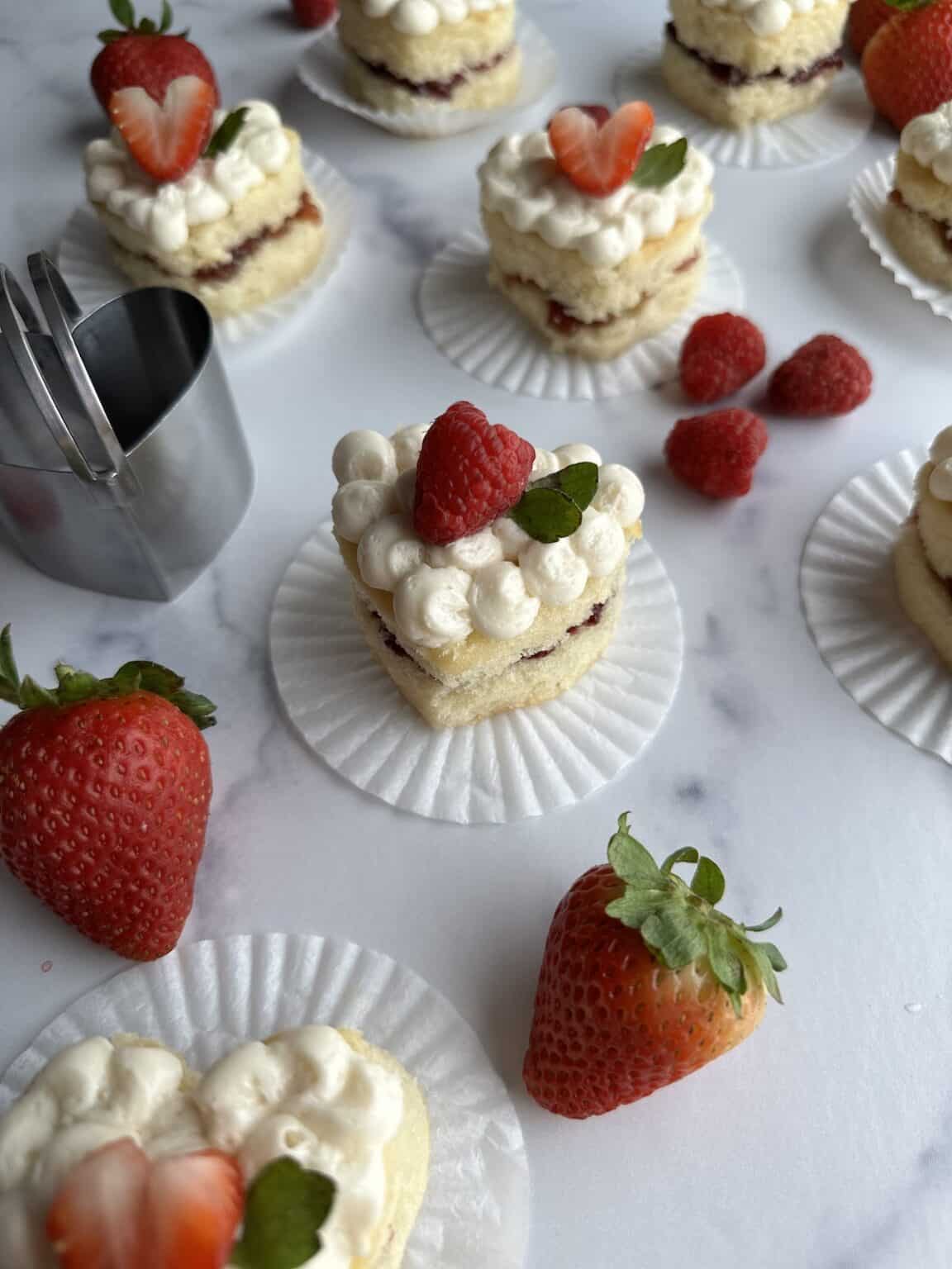 Delicious Mini Heart Cakes (two easy methods!) - Amycakes Bakes