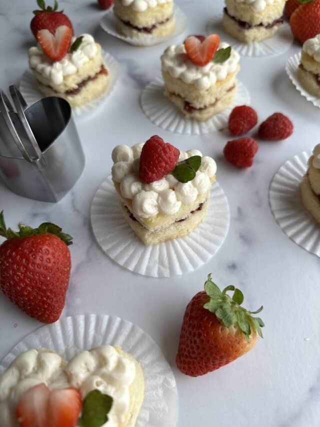 Delicious Mini Heart Cakes (two easy methods!) - Amycakes Bakes