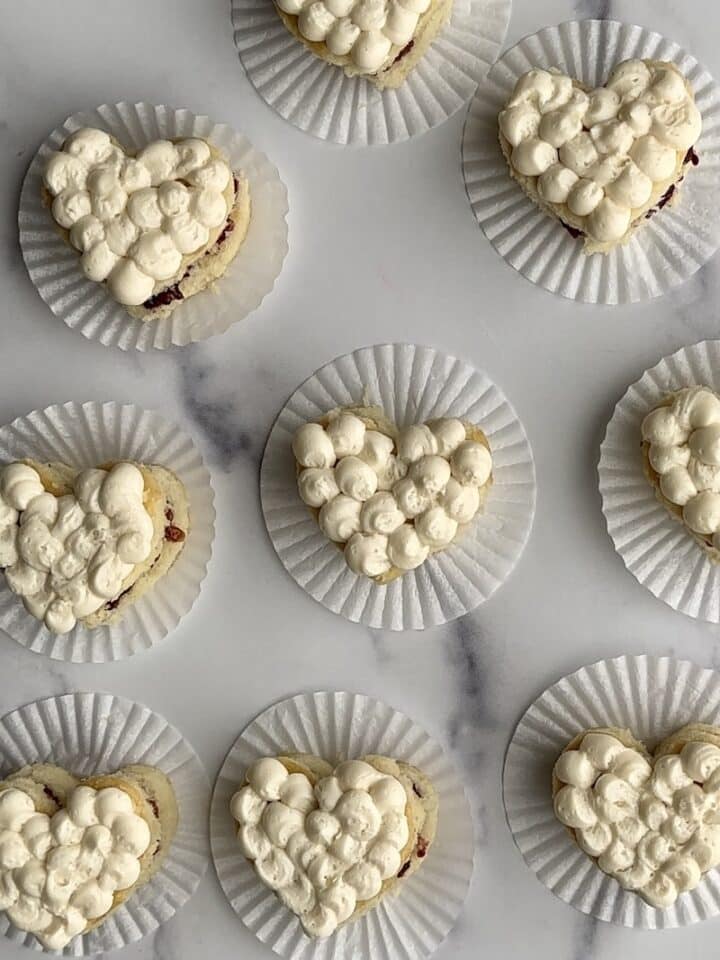 Delicious Mini Heart Cakes (two easy methods!) - Amycakes Bakes